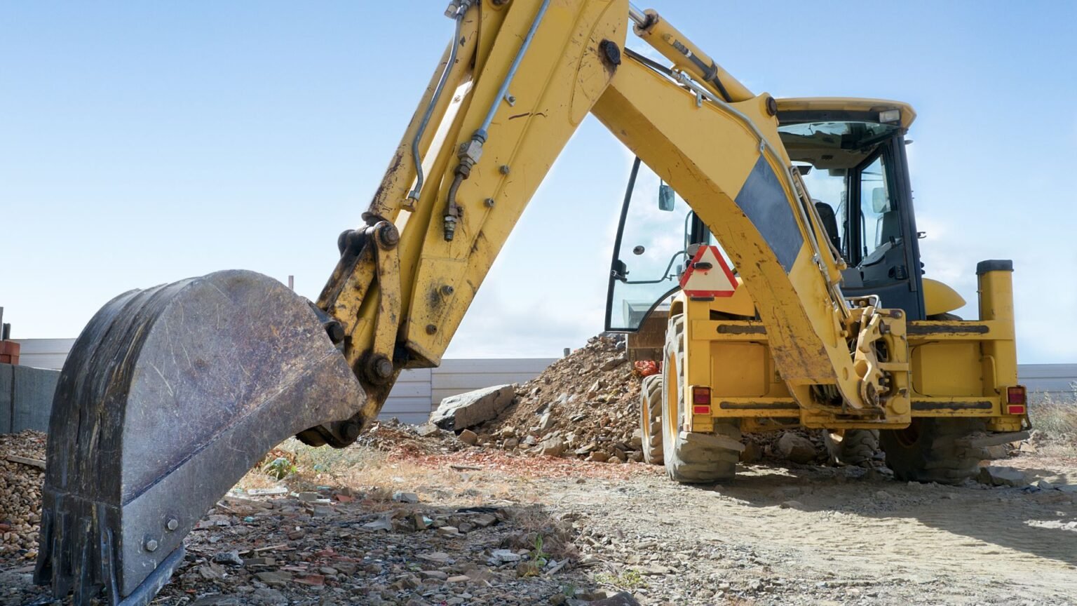Digger And Operator Hire Rates NZ: Costs, Factors, And Tips